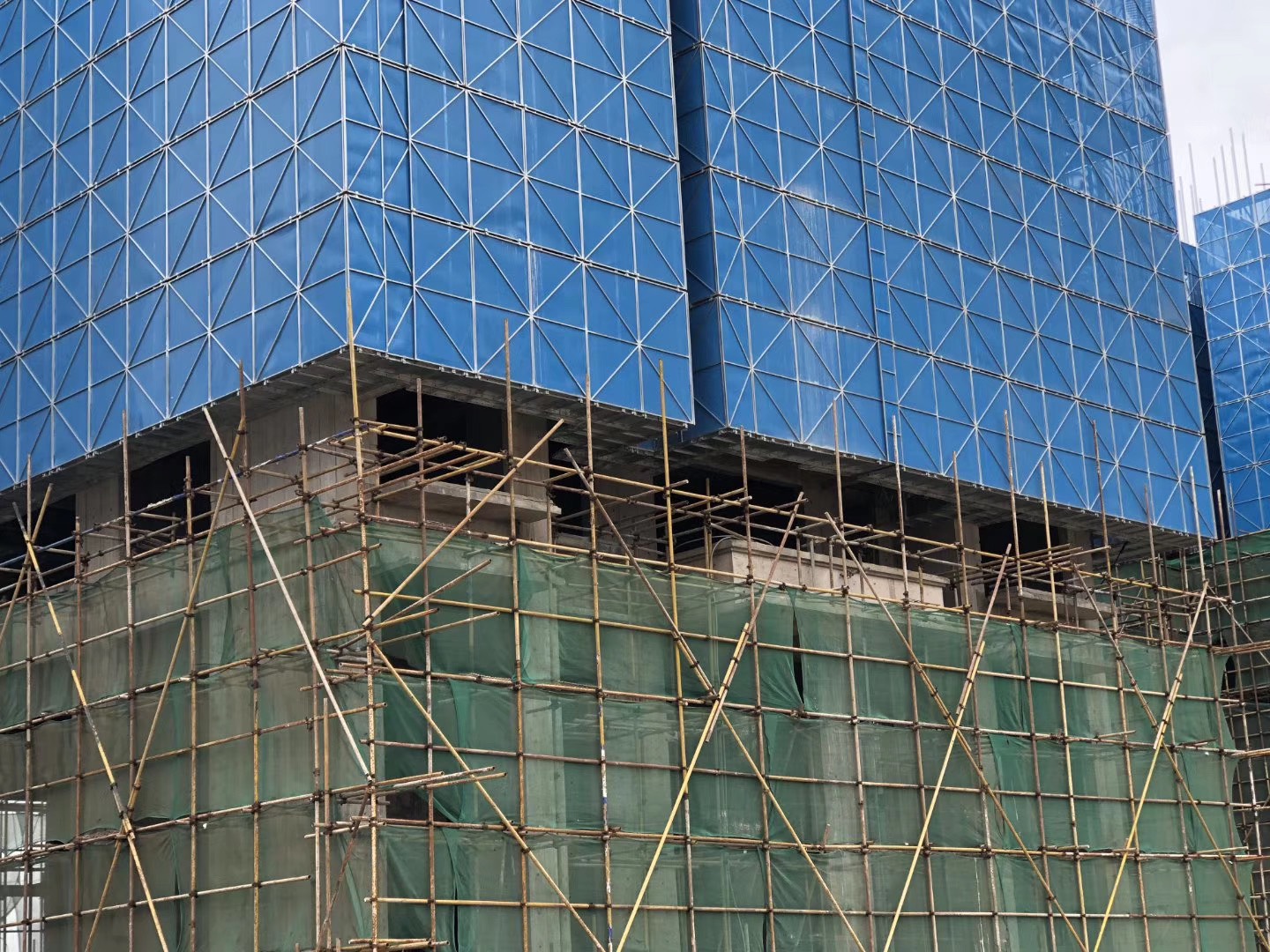 Hệ coppha bao che, sàn thao tác tự leo bằng Pa lăng điện - Công ty TNHH ...